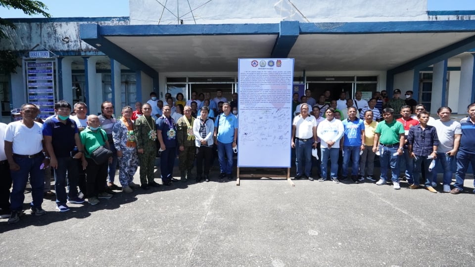 AFTER SIGNING THE INTEGRITY PLEDGE - Catanduanes Tribune